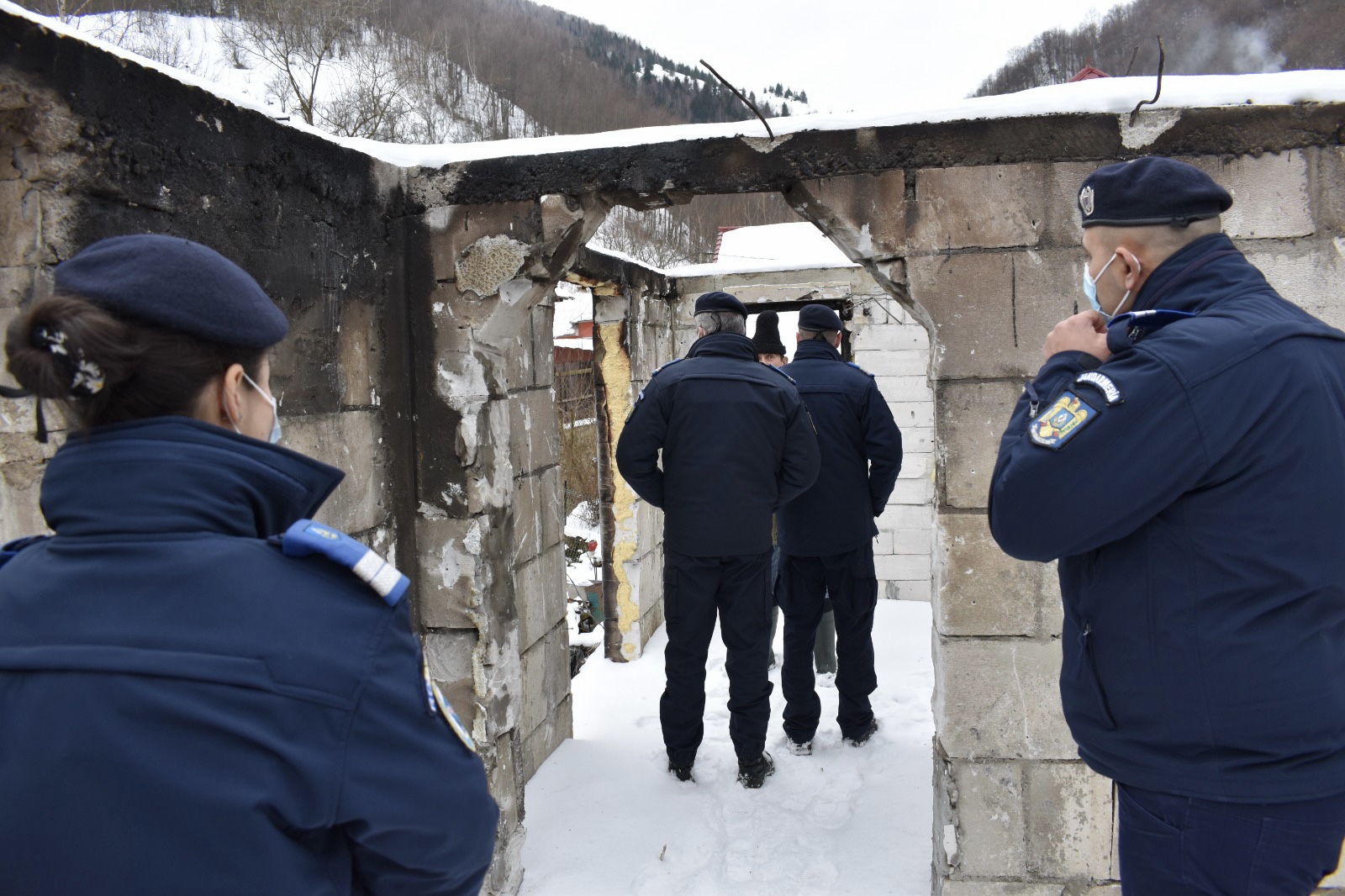Jos pălăria! Jandarmii clujeni au ajutat o familie cu patru copii ... Jos pălăria! Jandarmii clujeni au ajutat o familie cu patru copii ...
