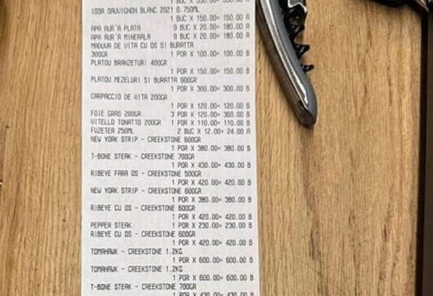 Notă de plată la un restarant din Cluj Napoca. Doar bacșișul a fost un ...